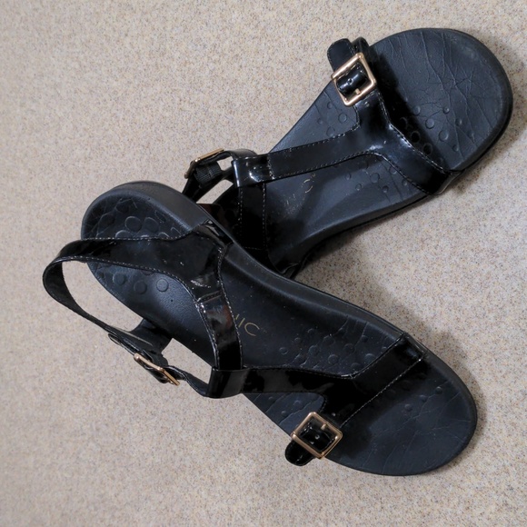 Vionic | Shoes | Vionic Adriane Black Patent Leather Sandal With ...